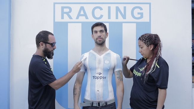 Topper pintó la camiseta de Racing campeón en la piel de sus hinchas
