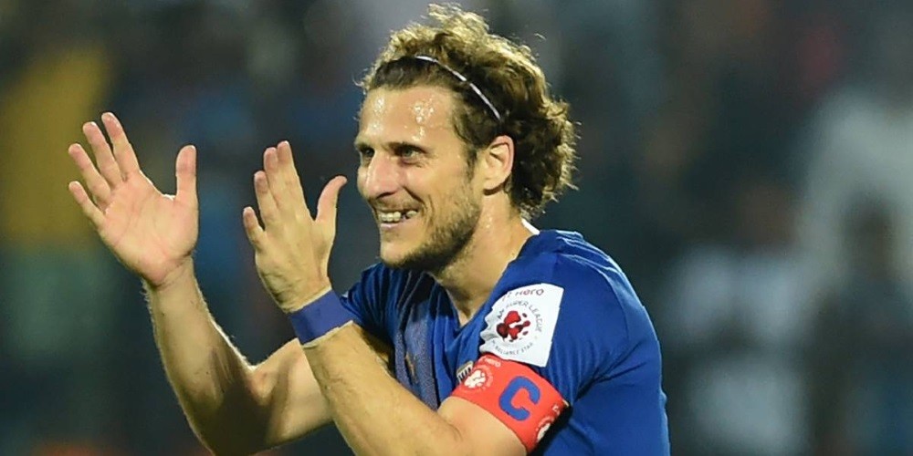 Diego Forlán viaja a República Dominicana ¿para enseñar fútbol?