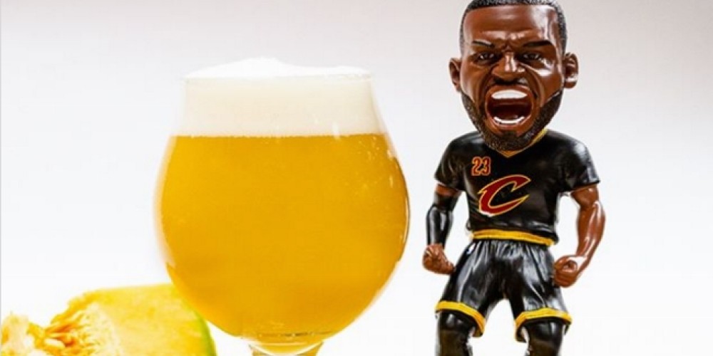 LeBron James robó una botella de cerveza al público durante el encuentro