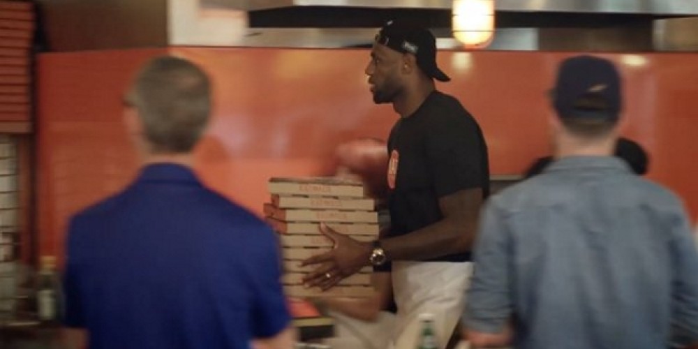 LeBron James repartió pizzas y fue furor