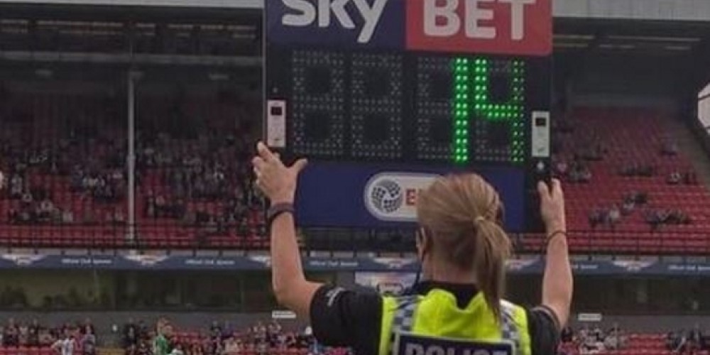 Insólito: la policía inglesa que tuvo que hacer de cuarto árbitro