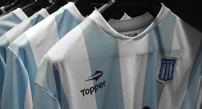 Topper anunció que la camiseta de Racing ya se vende en Brasil