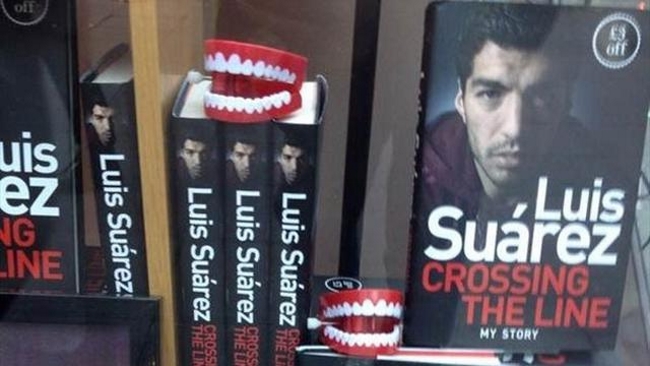 El libro de Suárez en Inglaterra se vende con una dentadura de juguete